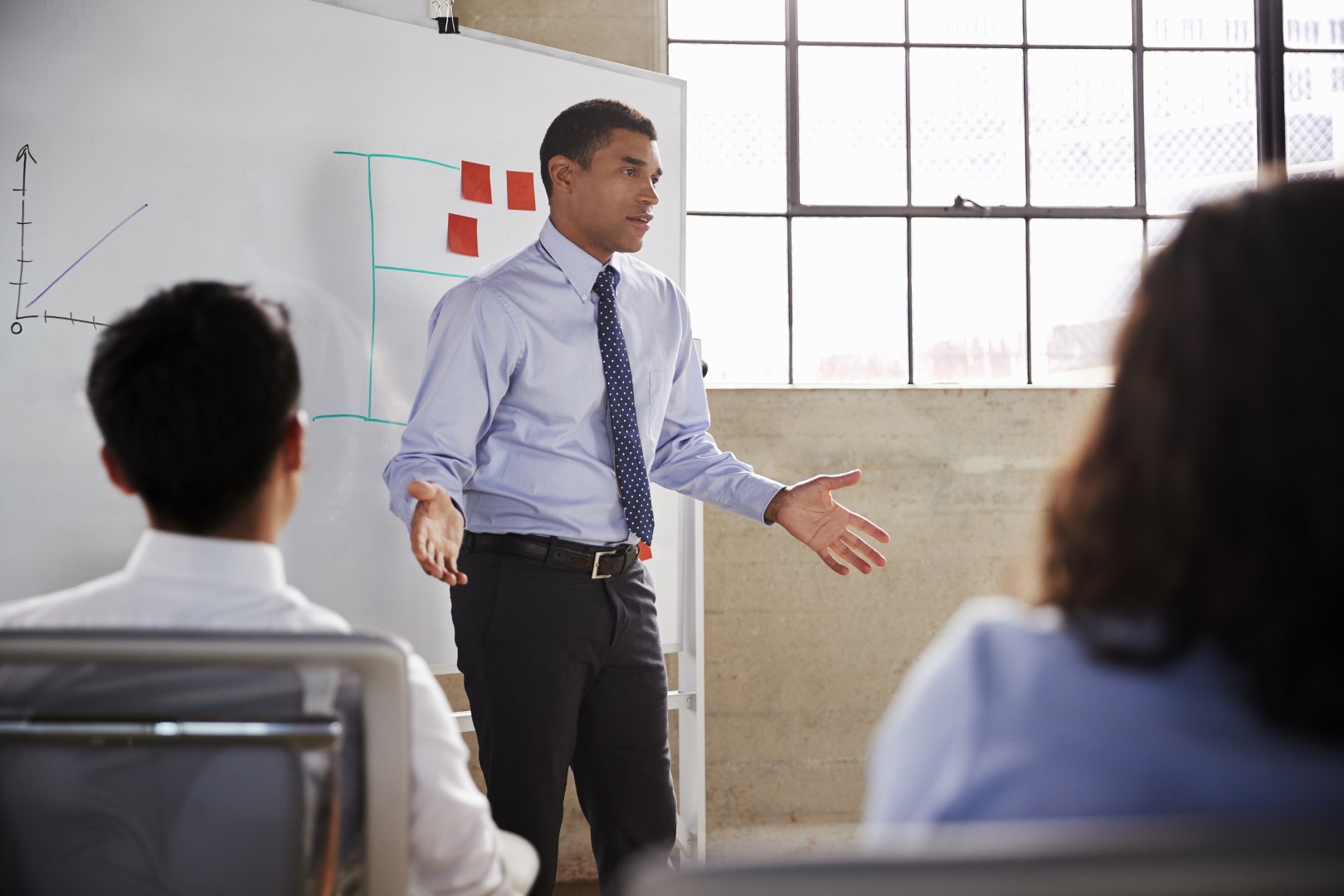 Gestykulacja podczas rozmowy z klientem – co o Tobie mówi? - Aplikuj.pl