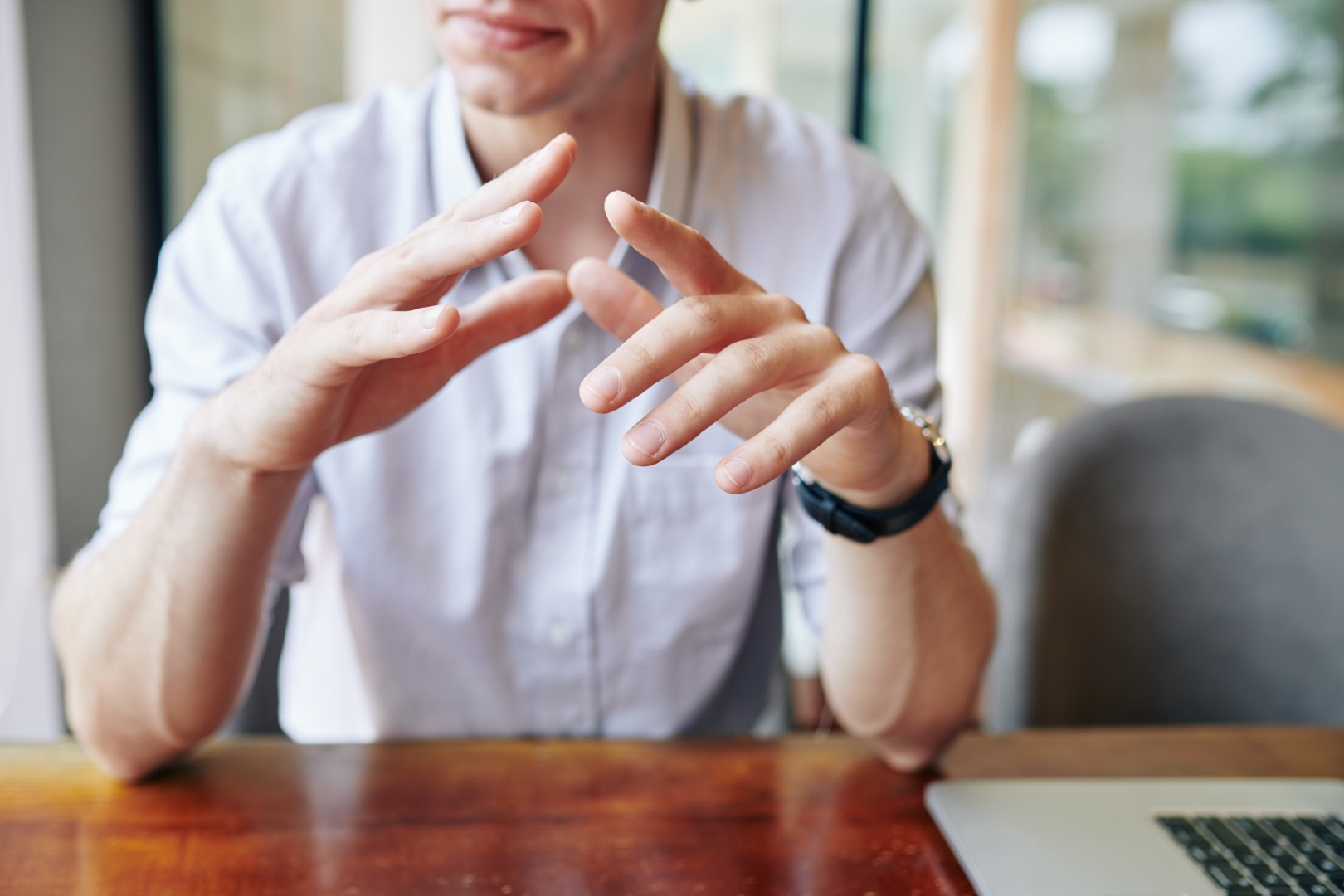 Gestykulacja podczas rozmowy z klientem – co o Tobie mówi? - Aplikuj.pl